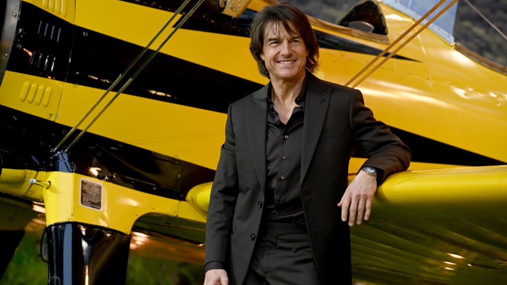 Том Круз стана световен рекордьор с 16 скока с горящ парашут - Webcafe.bg