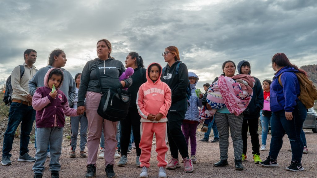 САЩ предлагат по 1000 долара на мигрантите, за да сe самодепортират - Webcafe.bg