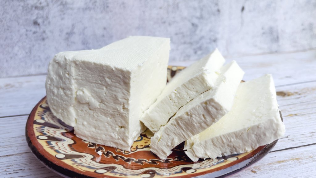 Над 1 млн. лв. глоба за влагане на краве мляко в овче сирене - Webcafe.bg