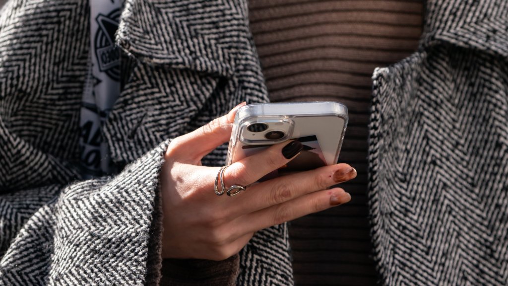 Градът, който иска да ограничи стоенето пред смартфона на 2 часа дневно - Webcafe.bg