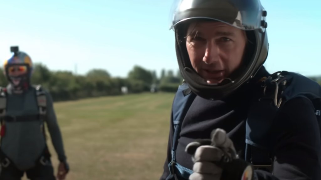 500 скока с парашут подготвят Том Круз за "най-голямата каскада в киното" - Webcafe.bg