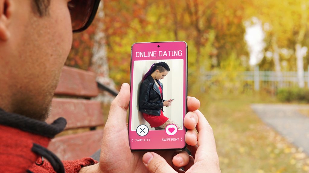 "Ако не ми преведеш 1000 лева, голите ти снимки отиват във Facebook" - Webcafe.bg