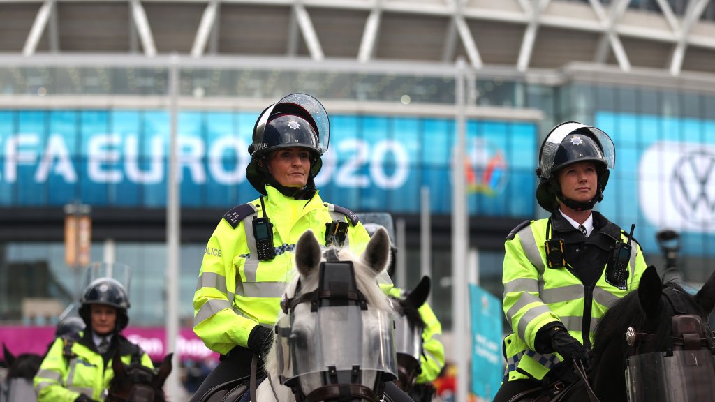 Осъдиха фен на затвор заради живо включване във Facebook - Webcafe.bg