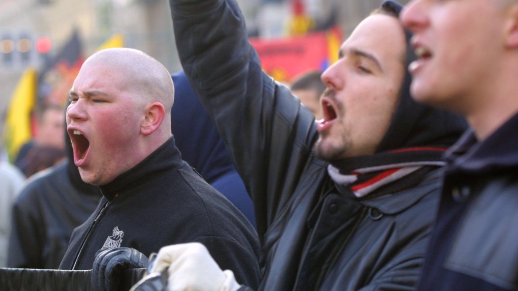 Австралия реши: Една година затвор задължително, ако показваш нацистки поздрави - Webcafe.bg