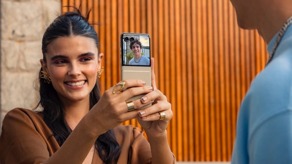 Motorola Razr 50: Легенда в сгъваемите телефони, вече подкрепена от AI - Webcafe.bg