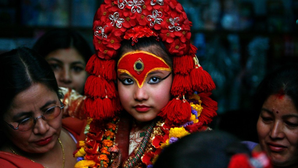 Малките момичета на Непал, които се почитат като богини, докато не започнат да кървят - Webcafe.bg