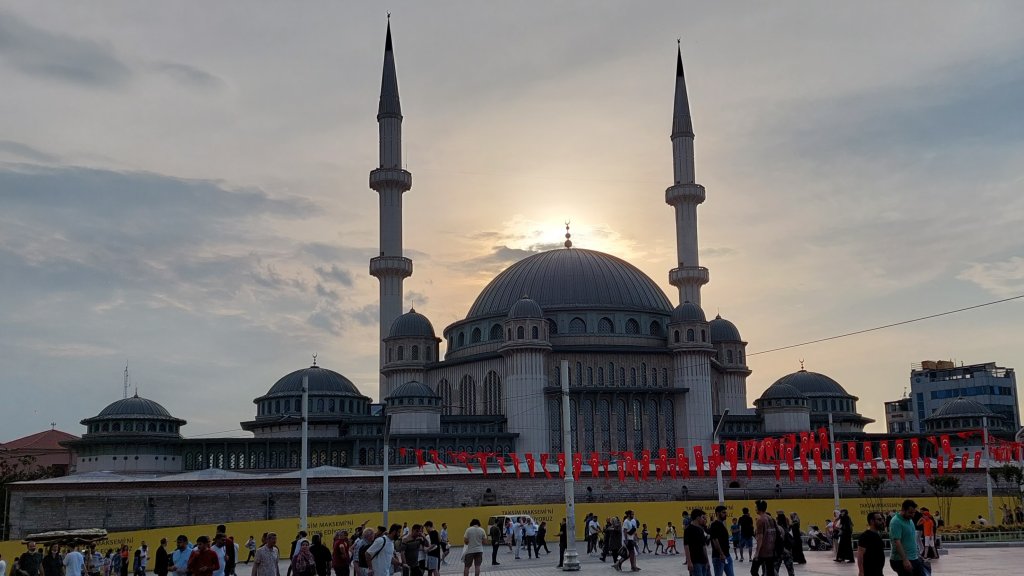 Мюсюлманите празнуват Курбан Байрям - Webcafe.bg