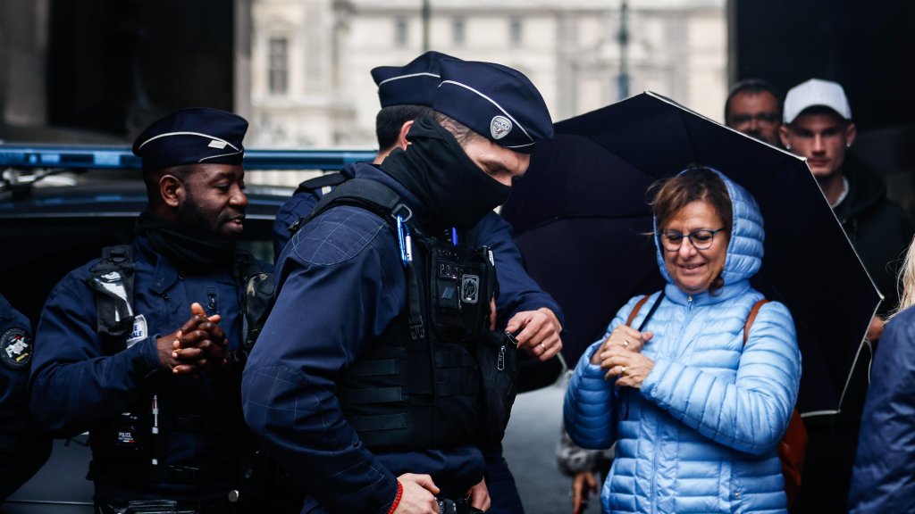 Те откраднаха бижутата на императрици и избягаха със скутери: Да обереш Лувъра за 7 минути ...
