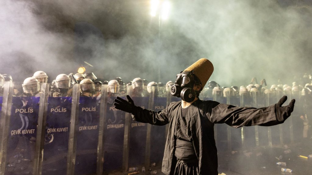 Продължават ожесточените сблъсъци и протести в Турция - Webcafe.bg