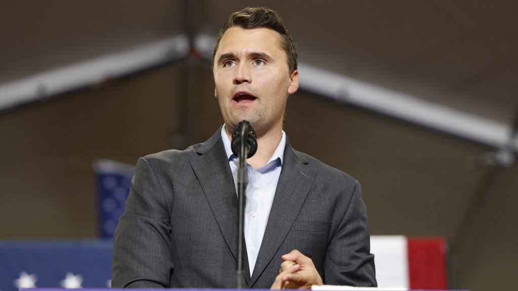 Застреляха популярния консервативен активист Чарли Кърк - Webcafe.bg