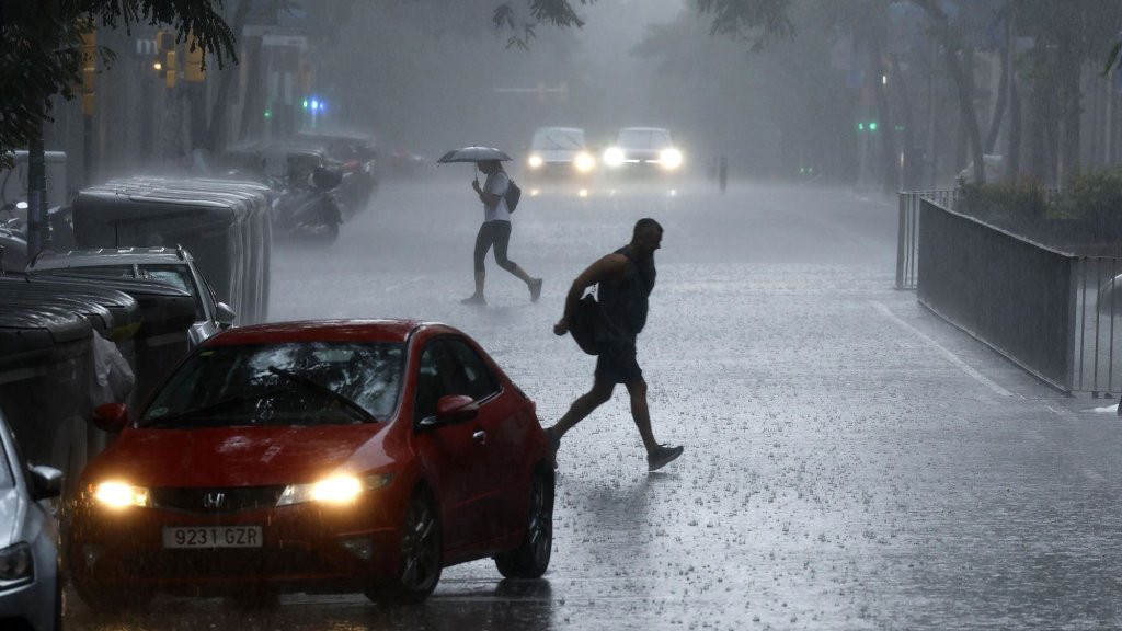 Оранжев код за обилни валежи в 8 области днес - Webcafe.bg