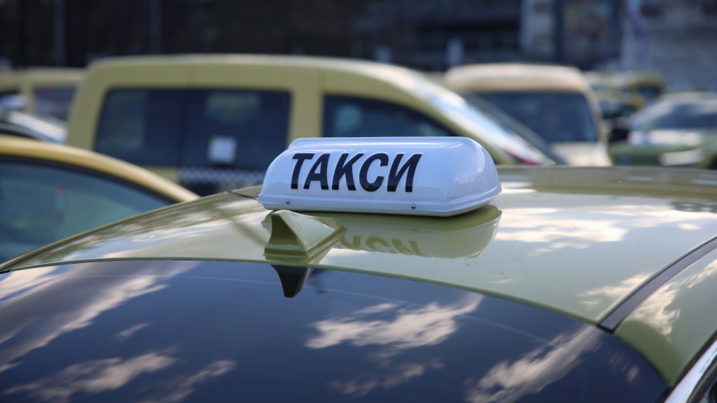 Протест на таксиметровите шофьори блокира достъпа до Терминал 2 - Webcafe.bg