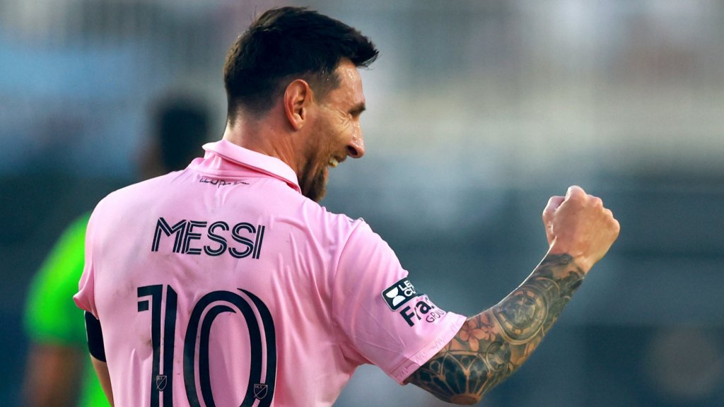 Още 12 гола и Меси достига фауладжия №1 в историята Жуниньо! - Webcafe.bg