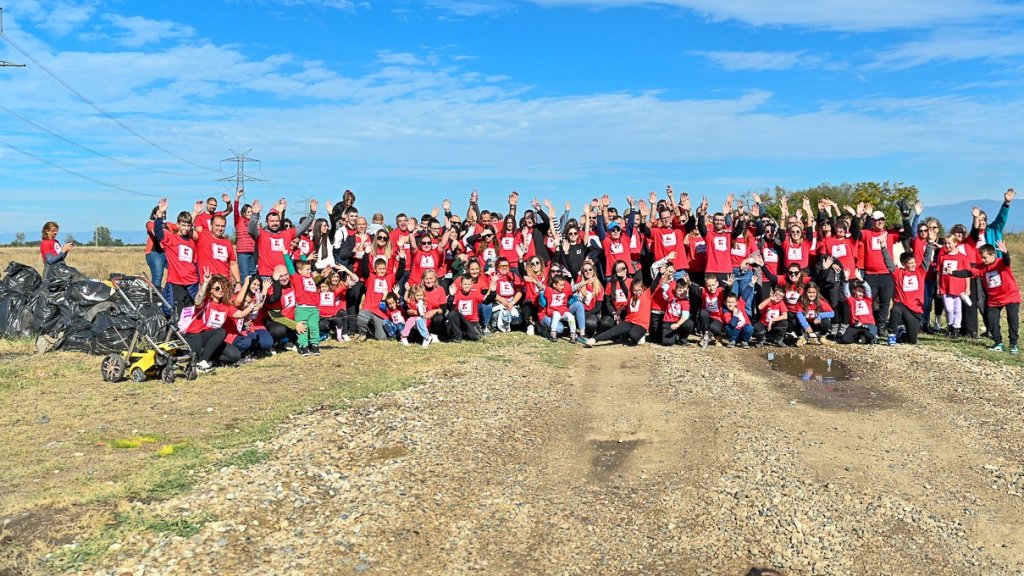 2,8 т отпадъци премахнаха служители на Kaufland от бреговете на река Стряма - Webcafe.bg