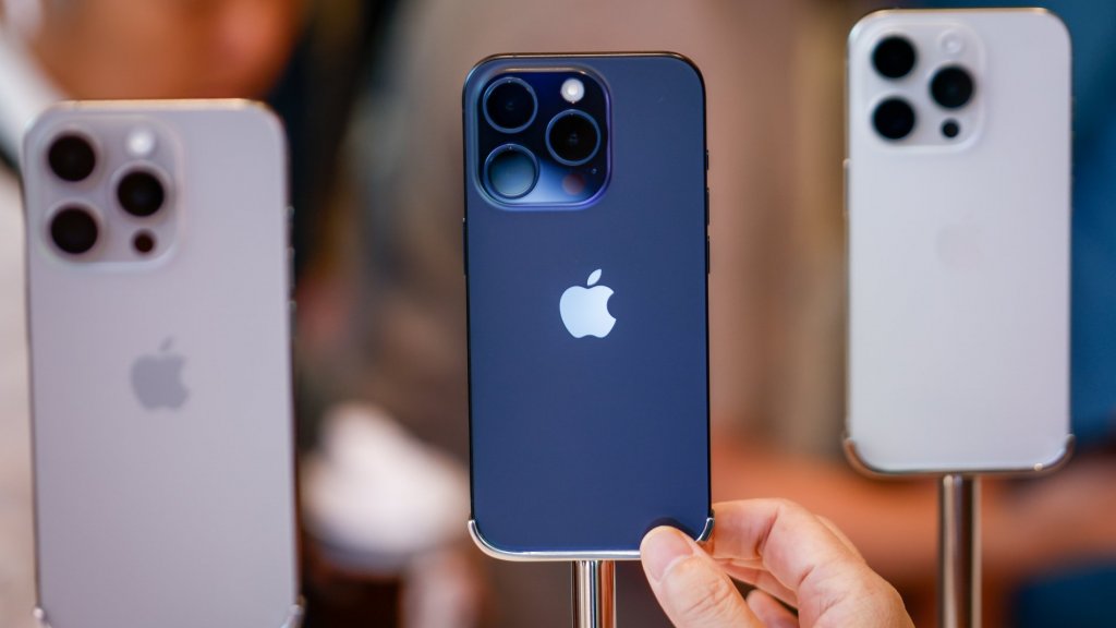 Нормално ли е iPhone 15 Pro Max да се огъва като пластмасов? - Webcafe.bg