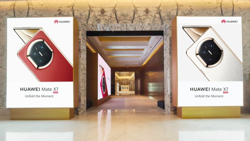 Huawei показа в Дубай най-новия си сгъваем смартфон и още много ...