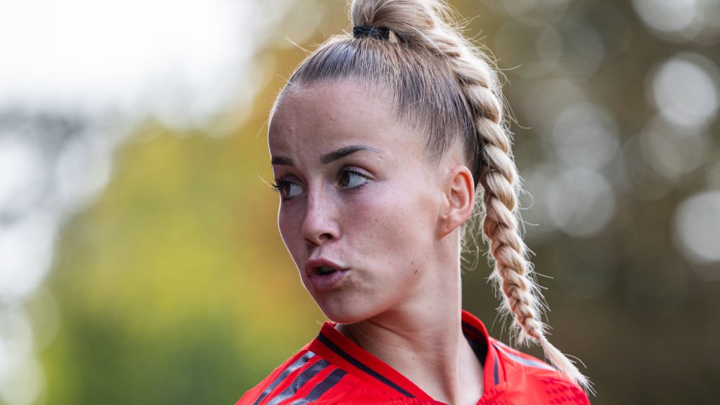 Тя отказа да позира гола за Playboy, но всеки ден получава неприлични снимки от случайни мъже ...