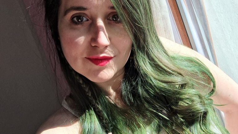 Лора Младенова - Webcafe.bg