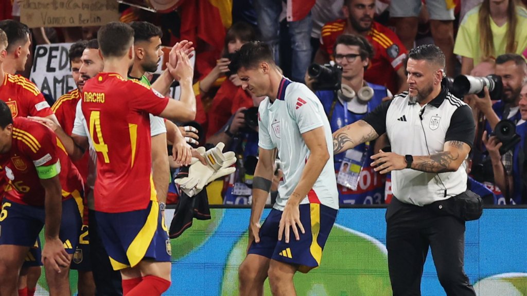 Мората поиска жълт картон за стюарда, който опита да го контузи (видео) - Webcafe.bg