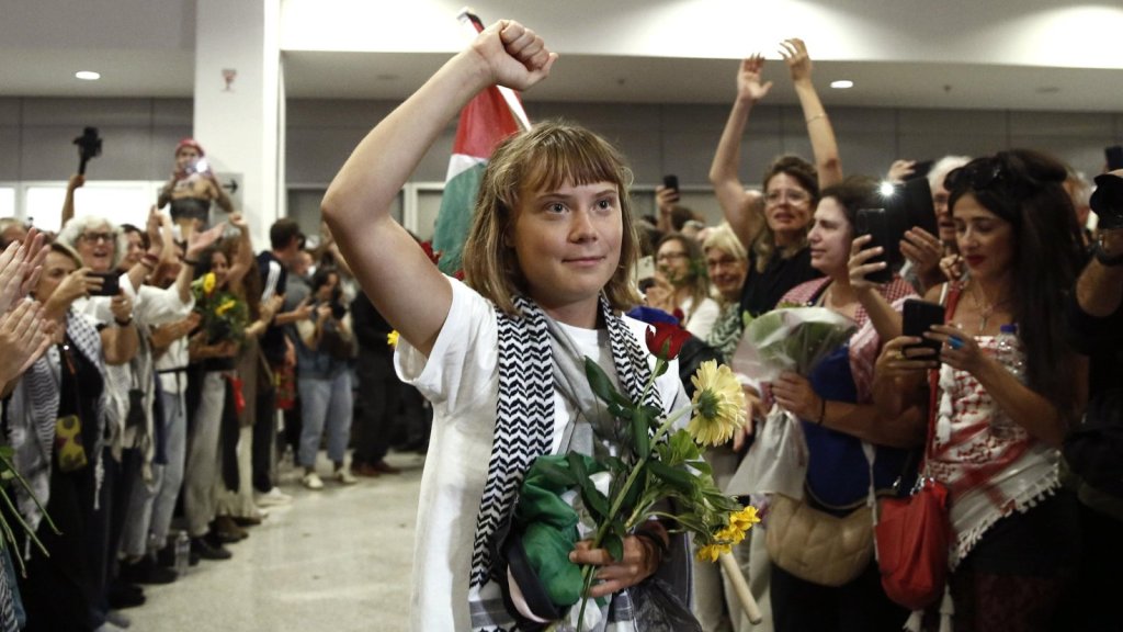 Израел депортира в Европа стотици активисти от флотилията на Грета Тунберг - Webcafe.bg