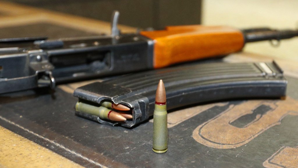 Украйна получи 5000 автомата "Калашников", предвидени за хутите - Webcafe.bg