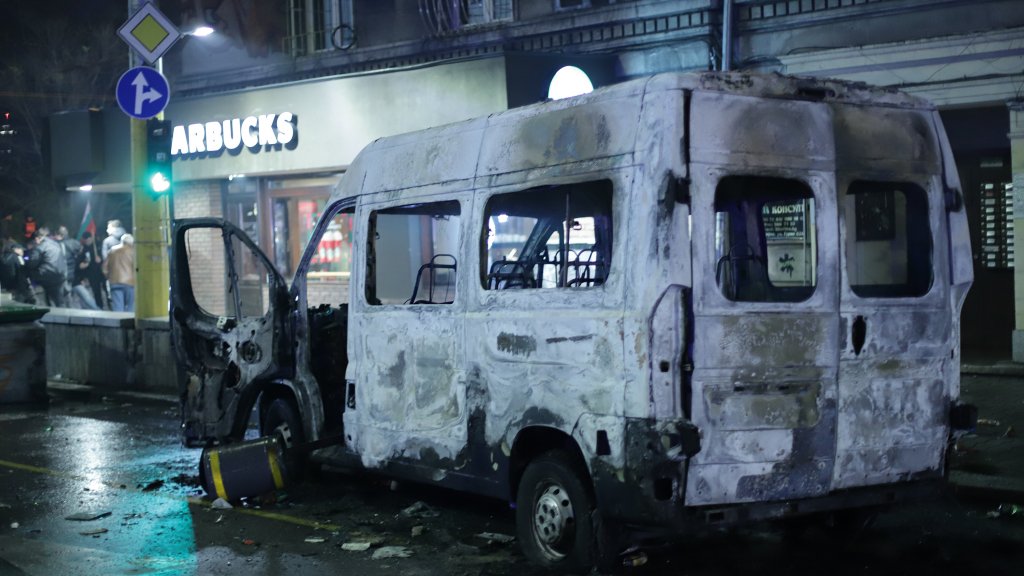 Глоби по 1000 лева и забрани за посещение на мачове след протеста - Webcafe.bg