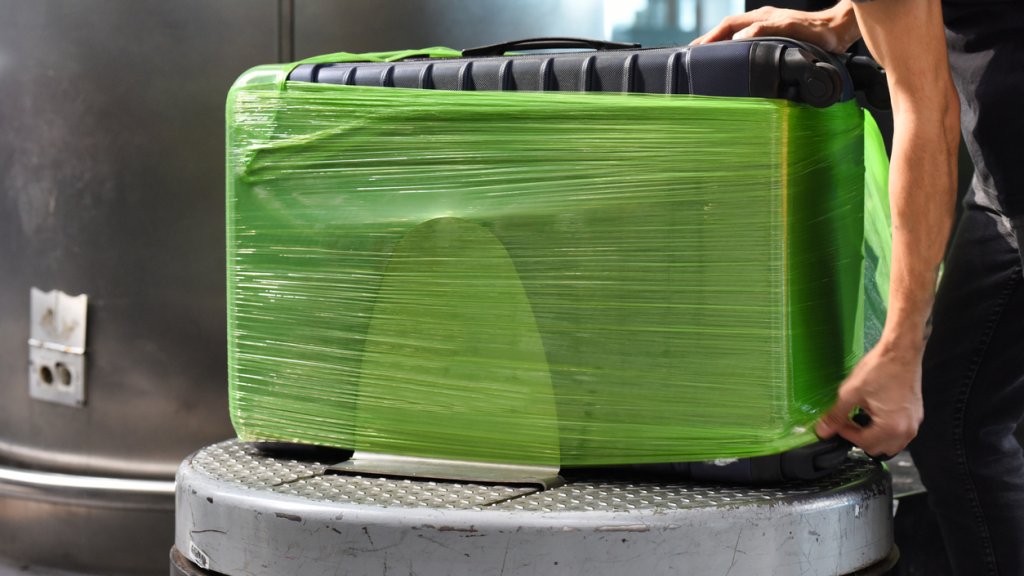 Има ли смисъл да опаковаме куфара с фолио преди полет - Webcafe.bg