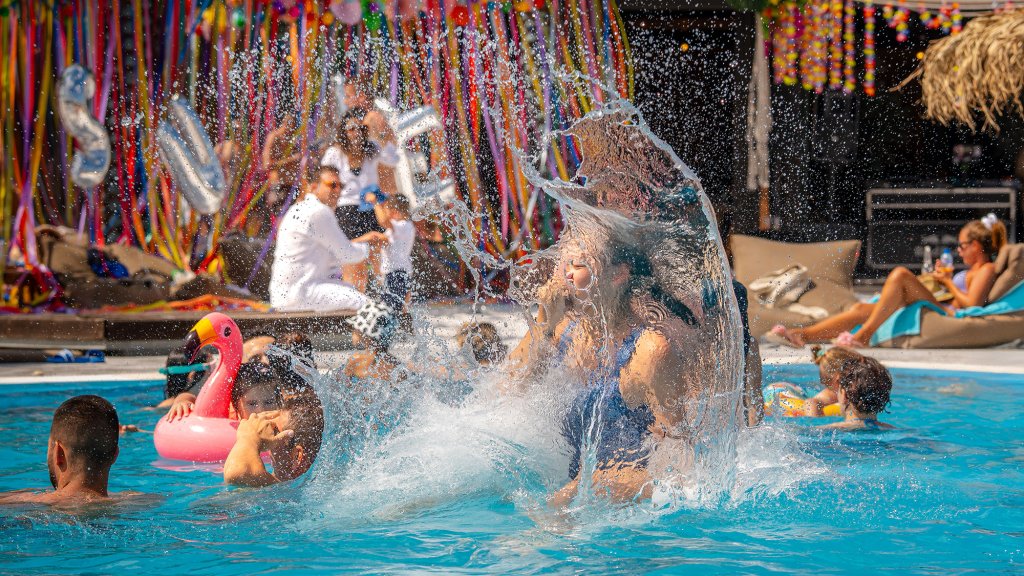 500 души споделят хавайски мигове в разгара на софийското лято - Webcafe.bg