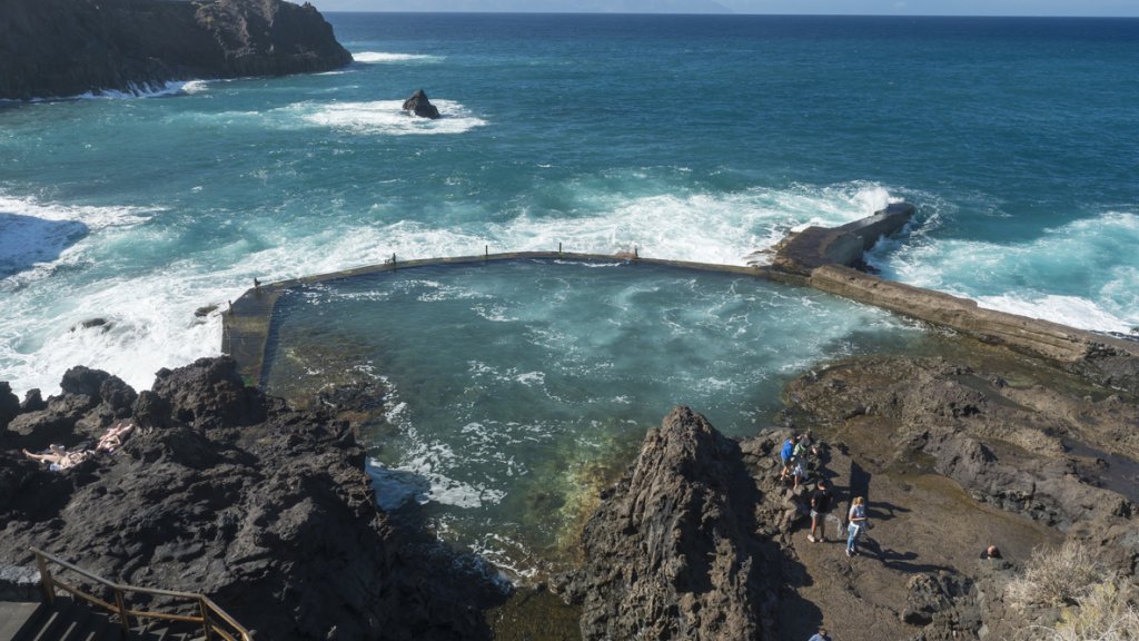 4 загинаха, повлечени от басейн в океана около Тенерифе - Webcafe.bg