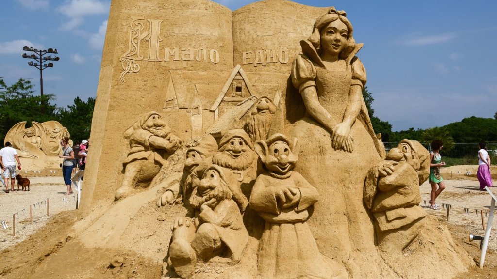 Пясъчни фигури от приказките изникват в Бургас (СНИМКИ) - Webcafe.bg