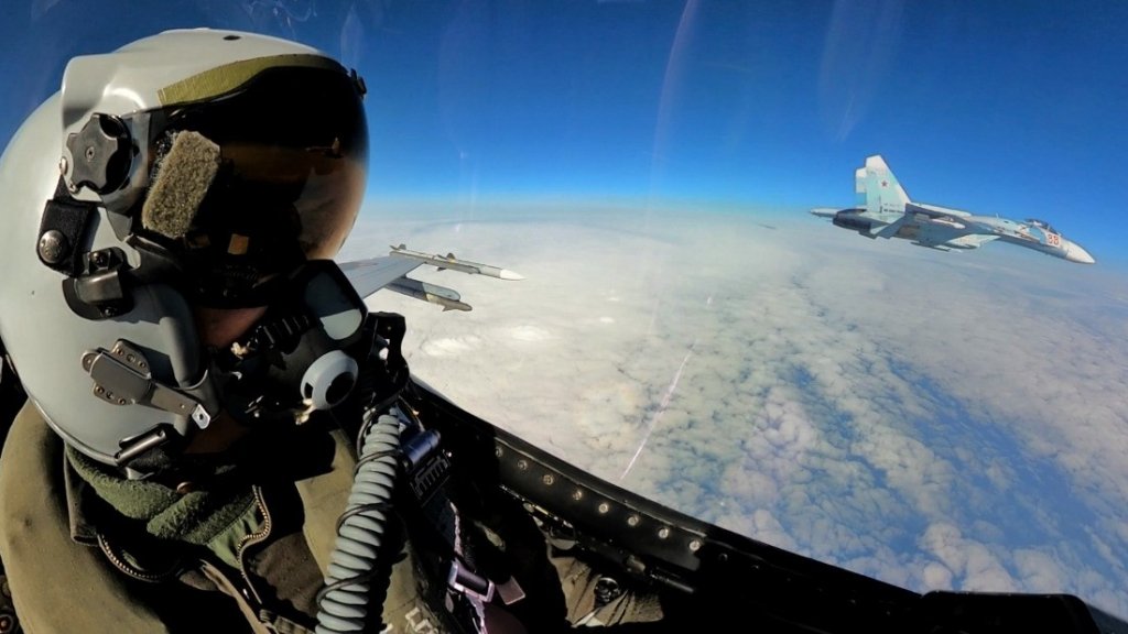 Румънски изтребители F-16 прехванаха два руски Су-27 над Балтийско море - Webcafe.bg