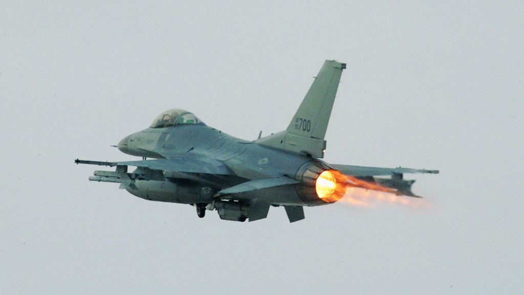 Румъния взима 18 изтребителя F-16 за 1 евро - Webcafe.bg