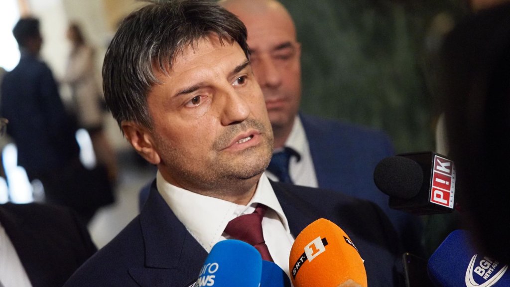 Над 40 хил. евро са открити в домовете на служителите от ДАИ, искали подкуп от шофьорите на Роби ...