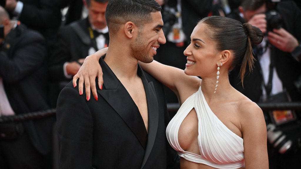 Когато жена му Хиба Абук започна актьорската си кариера, Хакими беше на 12... - Webcafe.bg