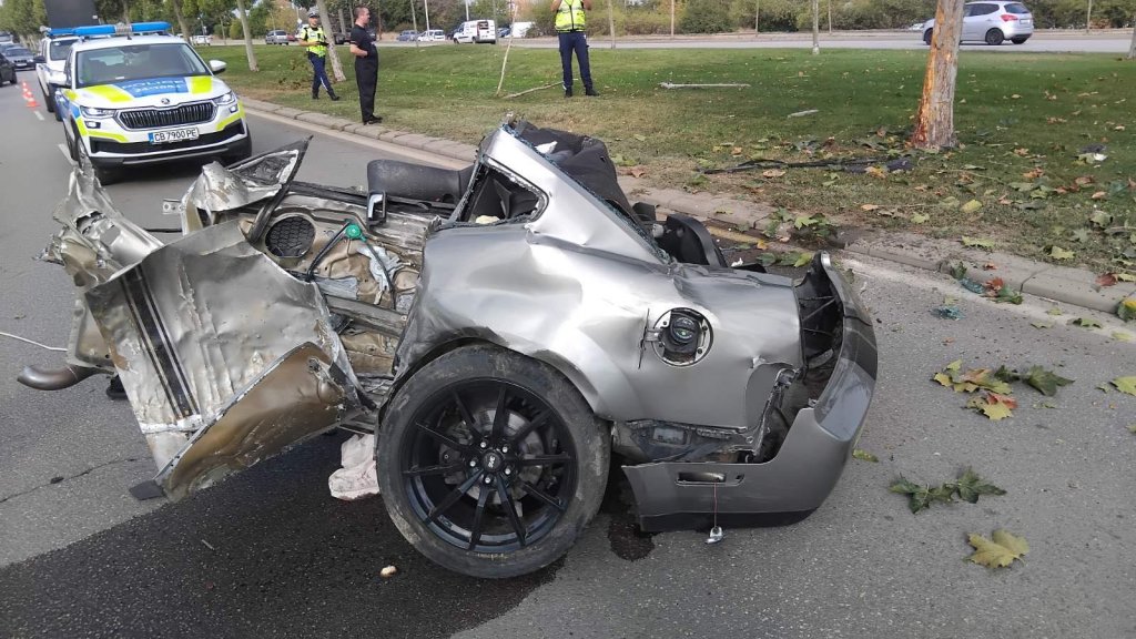 Кола се разцепи на две при катастрофа с над 200 км/час на "Ботевградско шосе" - Webcafe.bg